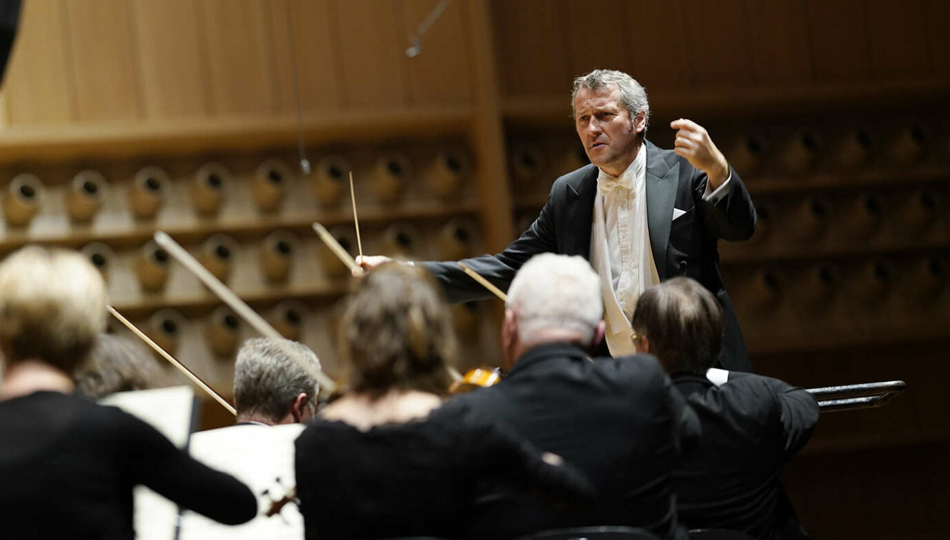 Mahlers »Erste« exzellent interpretiert - Dirigent Markus Poschner